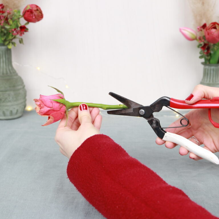 DIY | Rose Arrangement with Ribbons and Flower Arranger Lid