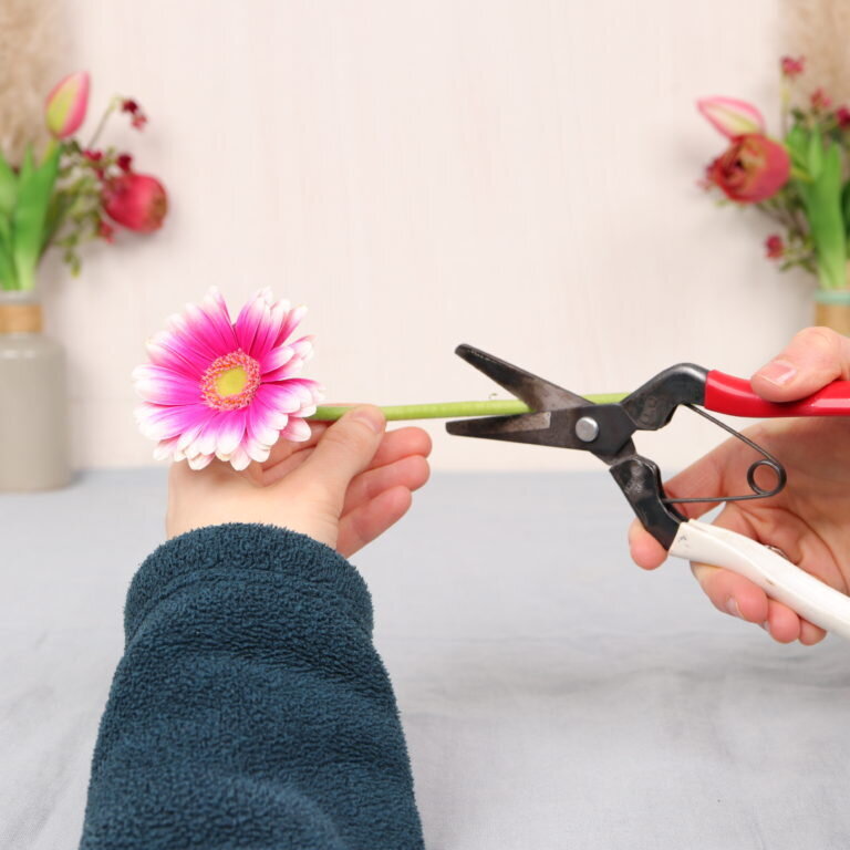 DIY | Floral foam alternative: Flower arrangement with a string